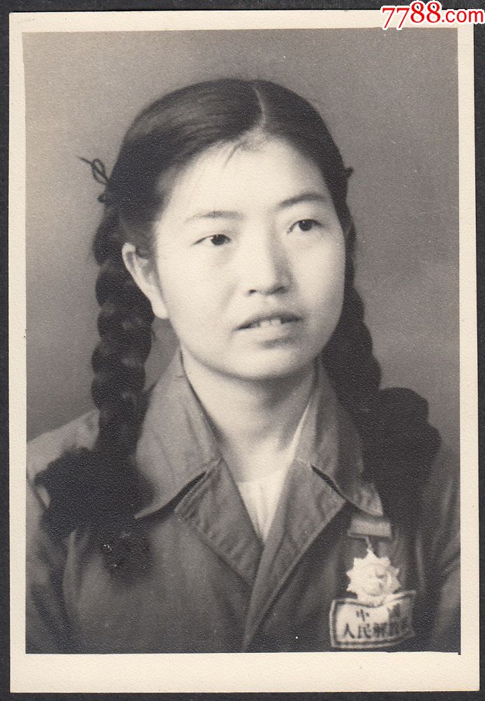 五十年代戴奖章的女军人（带底片）_包袱斋【7788商城__七七八八商品交易平台(7788.com)】