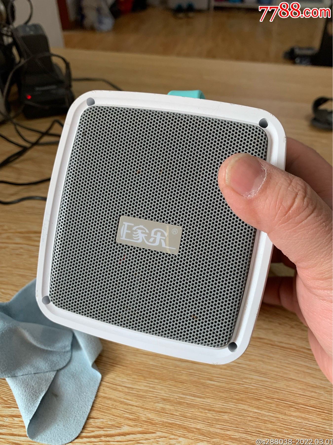 一个迷你投影机_投影仪_解忧百货【7788收藏__收藏热线】