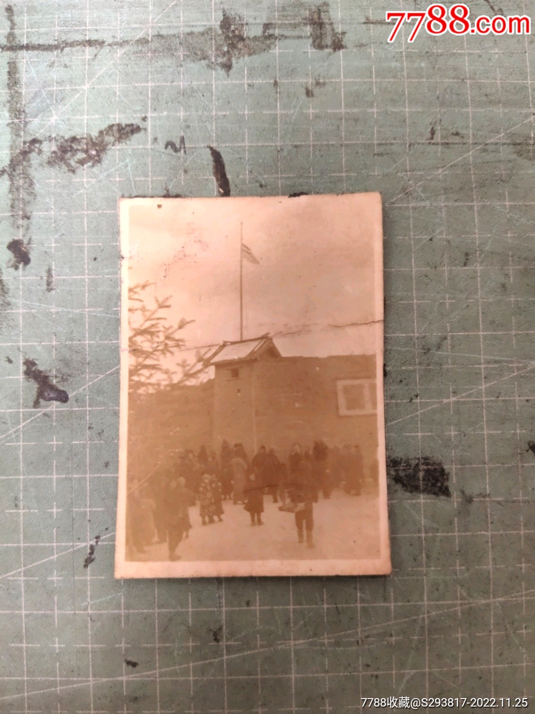 民国时期，伪满洲国蛟河城门伪满国旗满洲妇人银盐老照片一组2张，4*5.5_老照片_派大星和本株式会社【7788收藏】