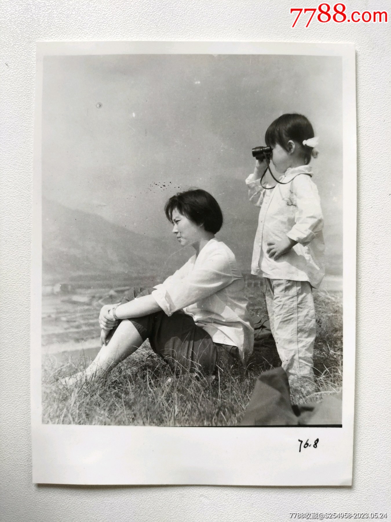 七六年漂亮妈妈带孩子游玩，孩子拿着望远镜照片一张_老照片_影射人生【7788收藏__收藏热线】