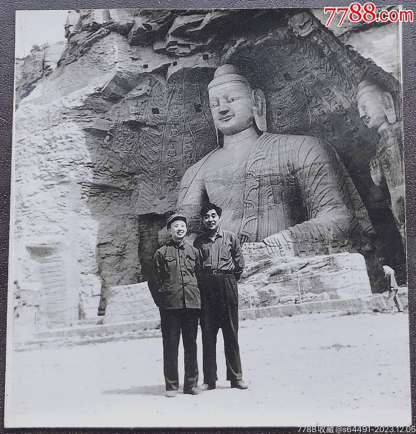 山西大同老照片，1979年，大同云岗石窟留影（背有题款）__【7788收藏__收藏热线】