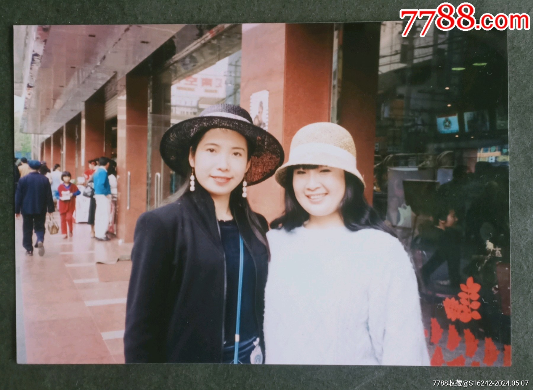 两美女合影_【7788商城__七七八八商品交易平台(7788.com)】